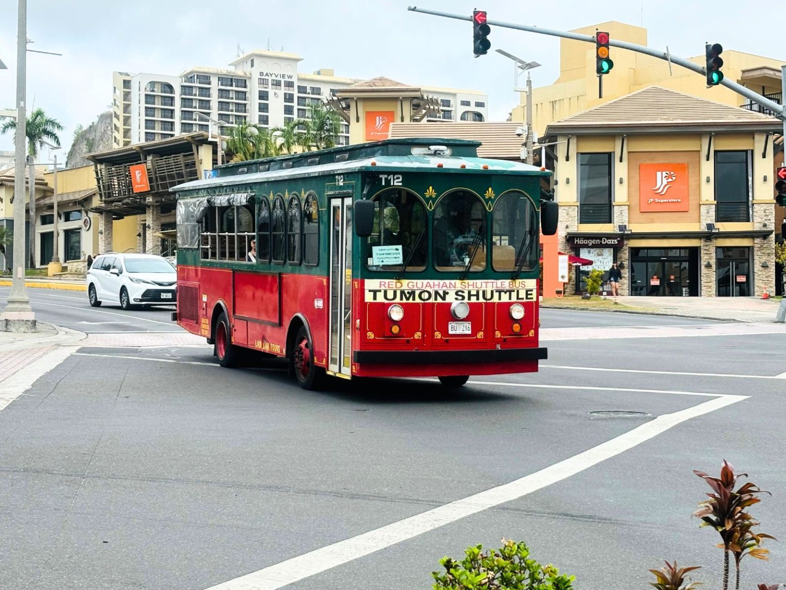 グアムの移動に超便利！赤いシャトルバス完全活用ガイド | コンチャWEB